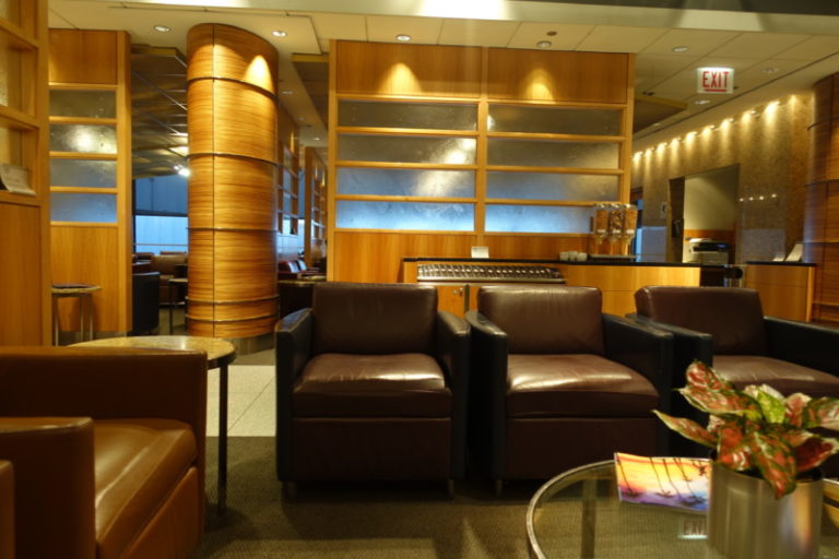 AA Flagship Lounge Chicago Review